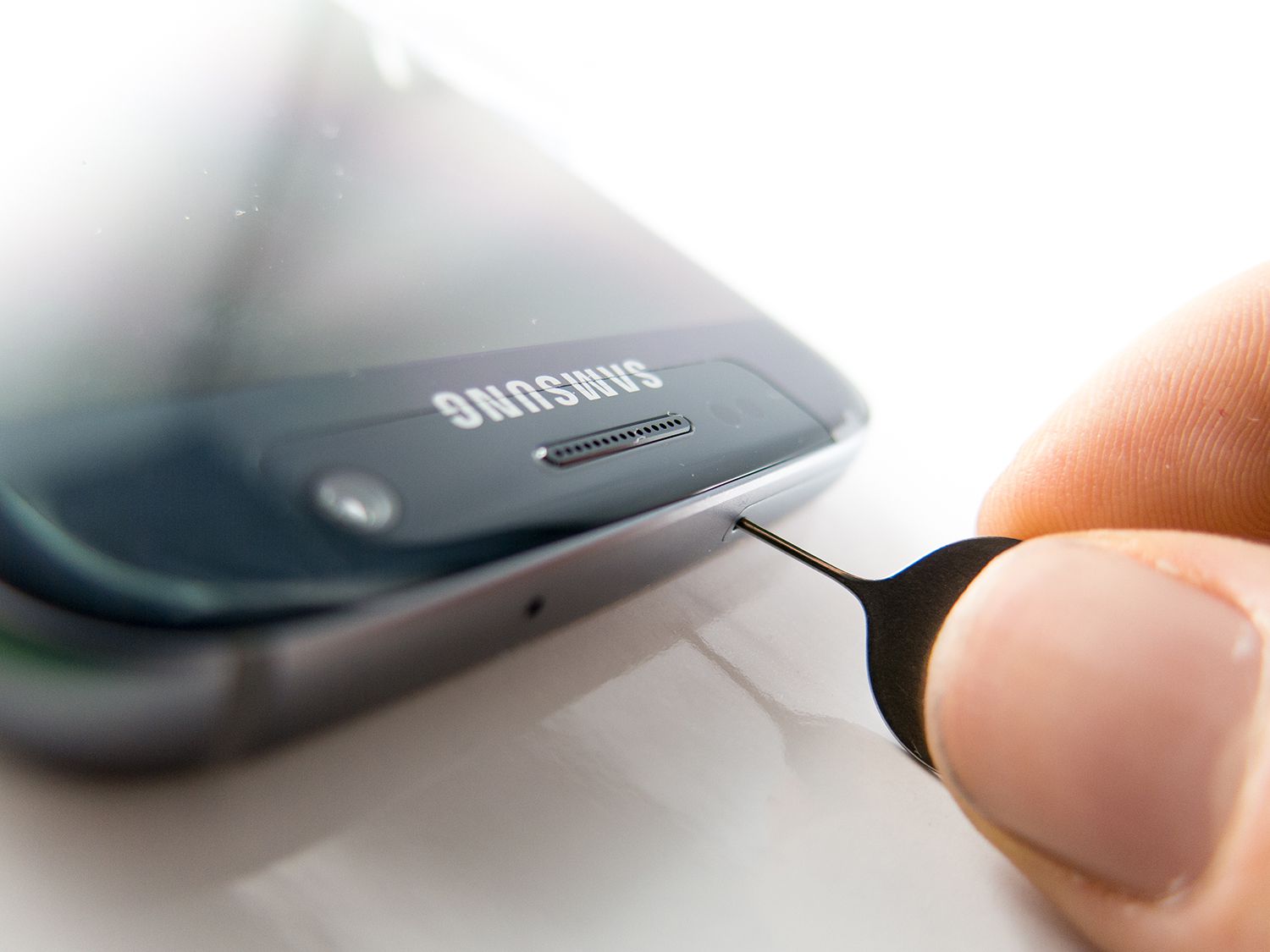 Hoe De Simkaart En Geheugenkaart In Een Samsung Galaxy S7 Edge Te hoe-de-simkaart-en-geheugenkaart-in-een-samsung-galaxy-s7-edge-te